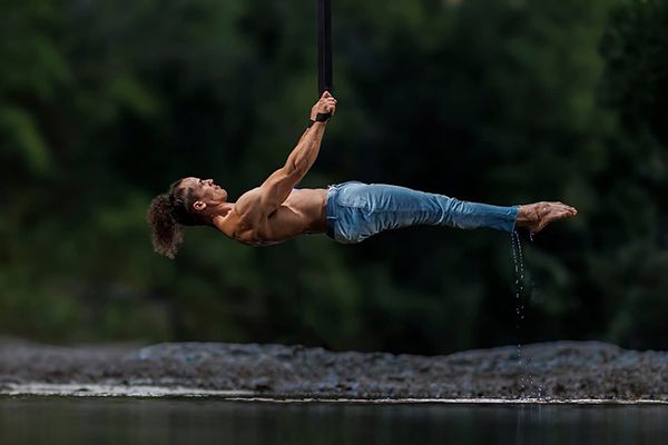 Book Straps Aerialist | Scarlett Entertainment