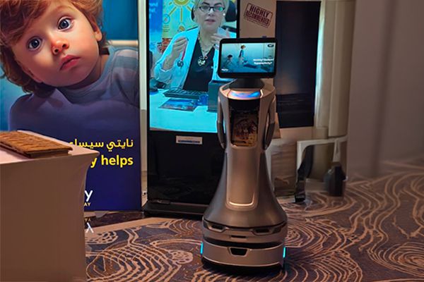 Prenota Robot Interattivo Walkabout UAE | Scarlett Entertainment