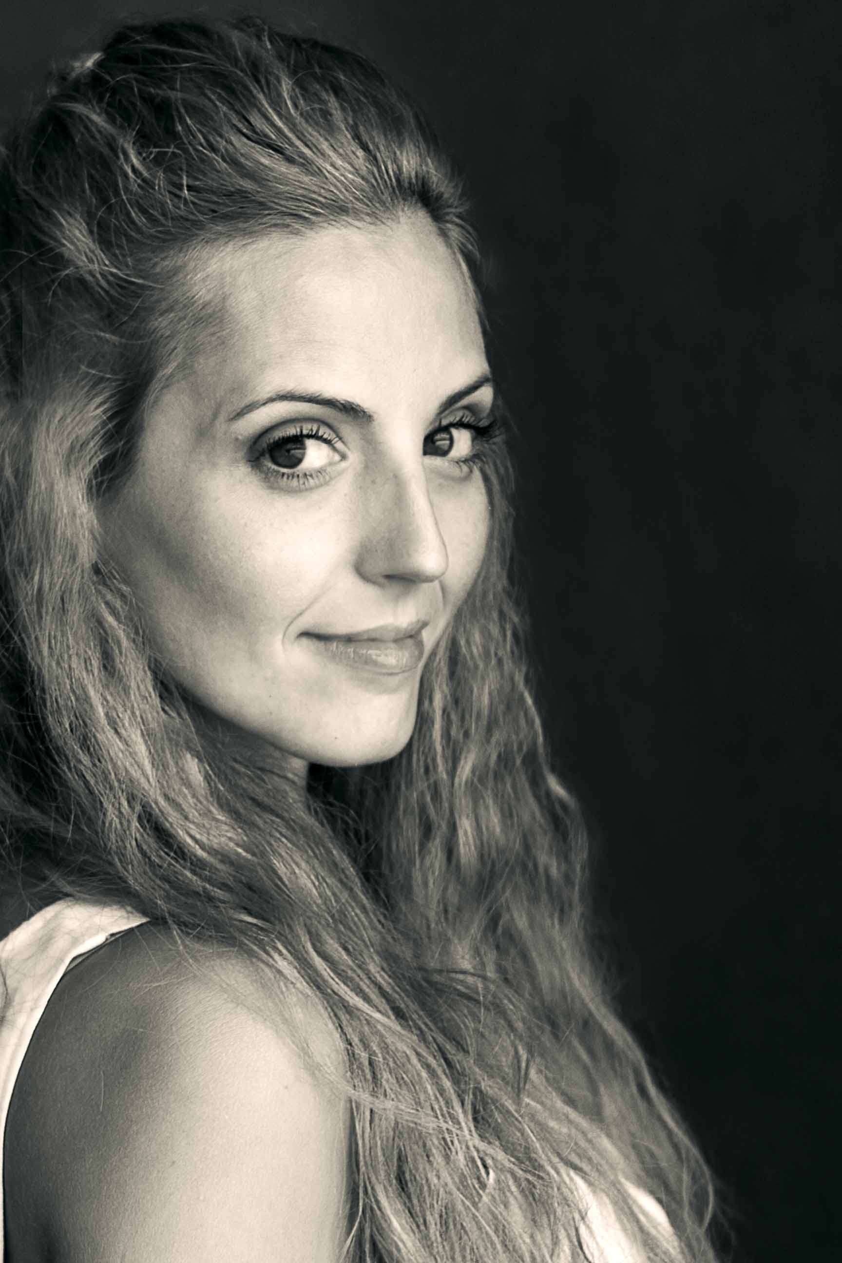 Hire Female Vocalist Milan | Party Singer | Book Solo Singer Milan