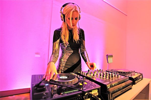 Hire Virtual DJ Percussionist | Scarlett Entertainment