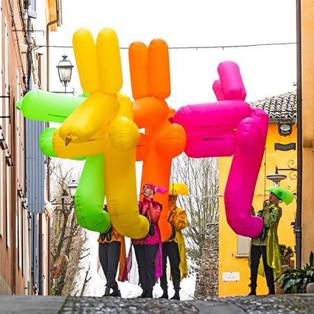 Book Roaming Balloon Dogs | Scarlett Entertainment