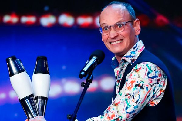 Book Comedian & Juggler Steve Royle | Scarlett Entertainment