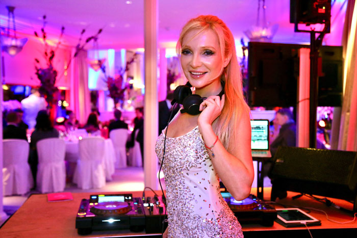 Singing DJane Frankfurt - DJane Vocalist Frankfurt | Corporate DJane ...