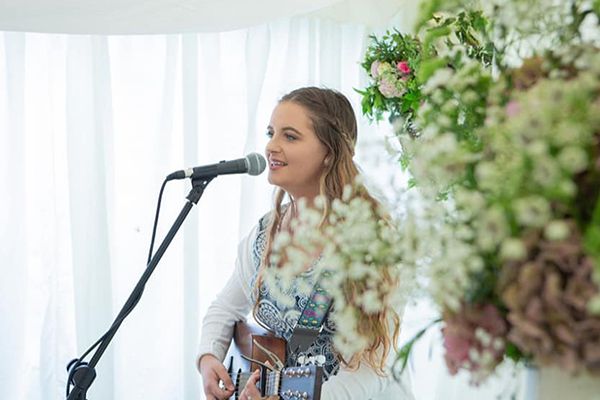 Book Now Acoustic Singer Devon | Scarlett Entertainment