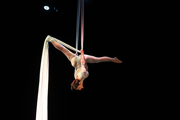 Book Aerial Singer Florence | Scarlett Entertainment