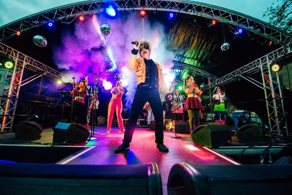 Book 1980s Party Band - Hire Covers Band | Scarlett Entertainment UK