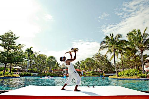 Book Saxophonist Singer Andre | Scarlett Entertainment