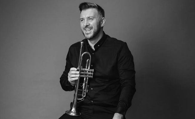 Book Swing Singer & Multi-instrumentalist UK | Scarlett Entertainment