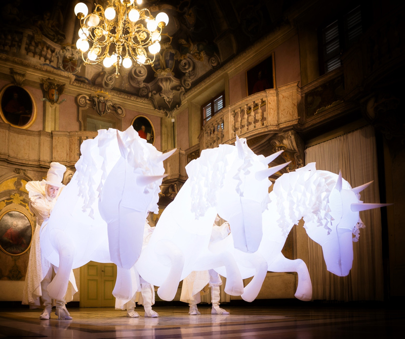 Hire Dancing Unicorns - White Themed Entertainment | Italy