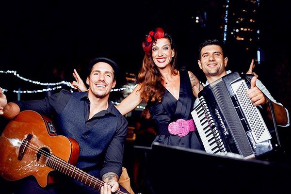 Reserva la banda de jazz gitano francés en Dubai | Scarlett Entertainment