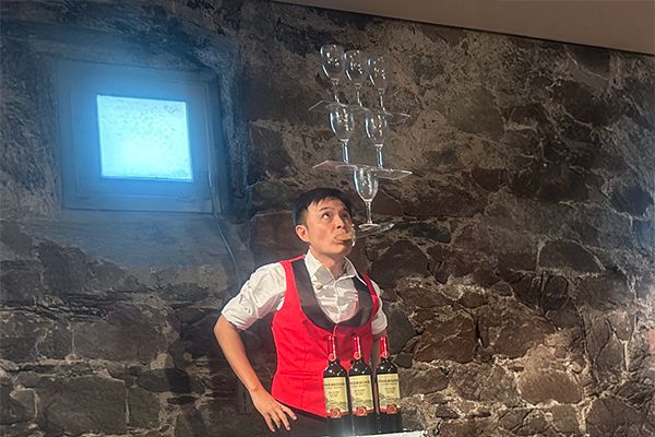 Hire Our Wine Bar Juggling Show | Scarlett Entertainment