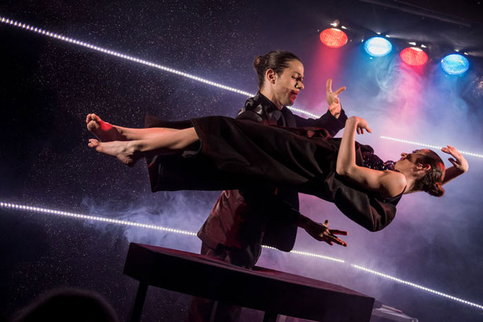 Hire Magician in Rome - Magic Show | Scarlett Entertainment Italy