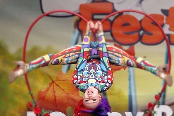 Book Freestanding Acrobatic Heart | Scarlett Entertainment