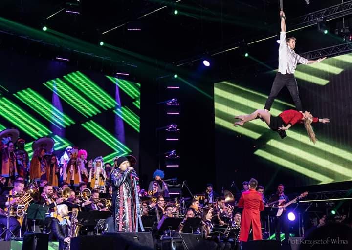Book An Acrobatic and Aerial Duo | Scarlett Entertainment