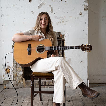 Book Female Vocalist & Guitarist | Scarlett Entertainment